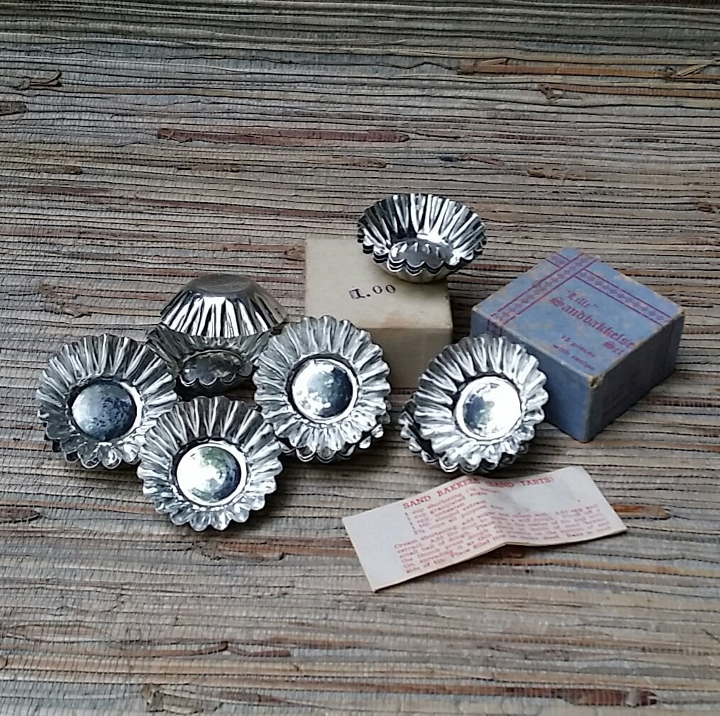 Lille Sandbakkelse Set Sand Tarts 15 Piece Set With Recipe & Original Box