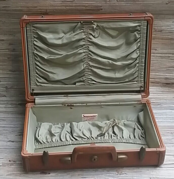 Samsonite style 4615 Leather Look 1940s 15 Train Case With Key Vintage ...