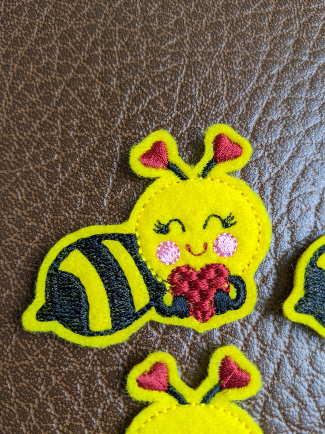 Bee Holding Heart, Set of 4, CUT Felties - Etsy