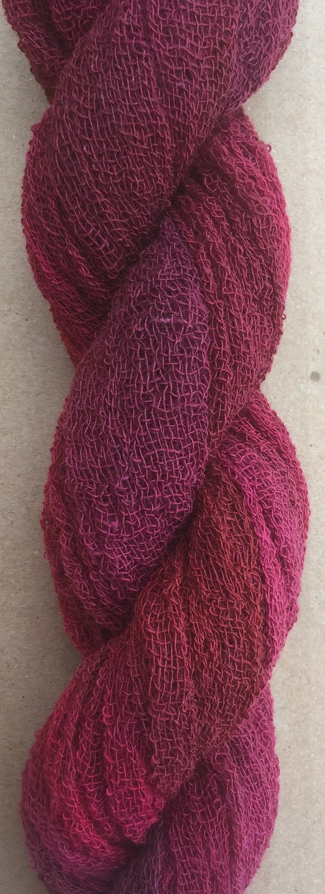 Scrim Twist, n. 17 Ruby, tela di cotone tinta a mano, infeltrimento ...