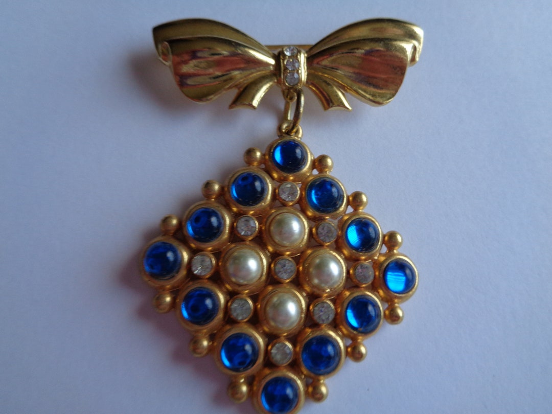 Vintage Unsigned Lightweight Goldtone/rhinestone/faux Pearl Dangler ...