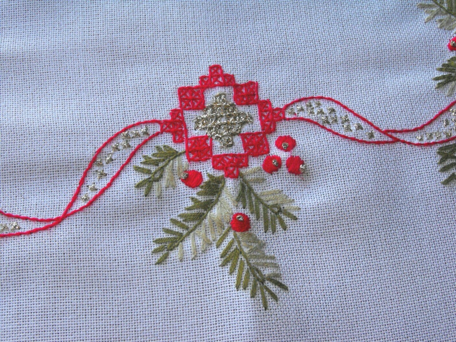 Hand Embroidered Christmas Bow Table Topper - Etsy