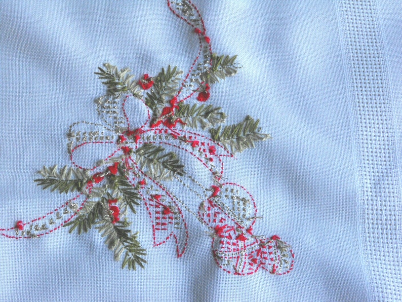 Hand Embroidered Christmas Bow Table Topper - Etsy