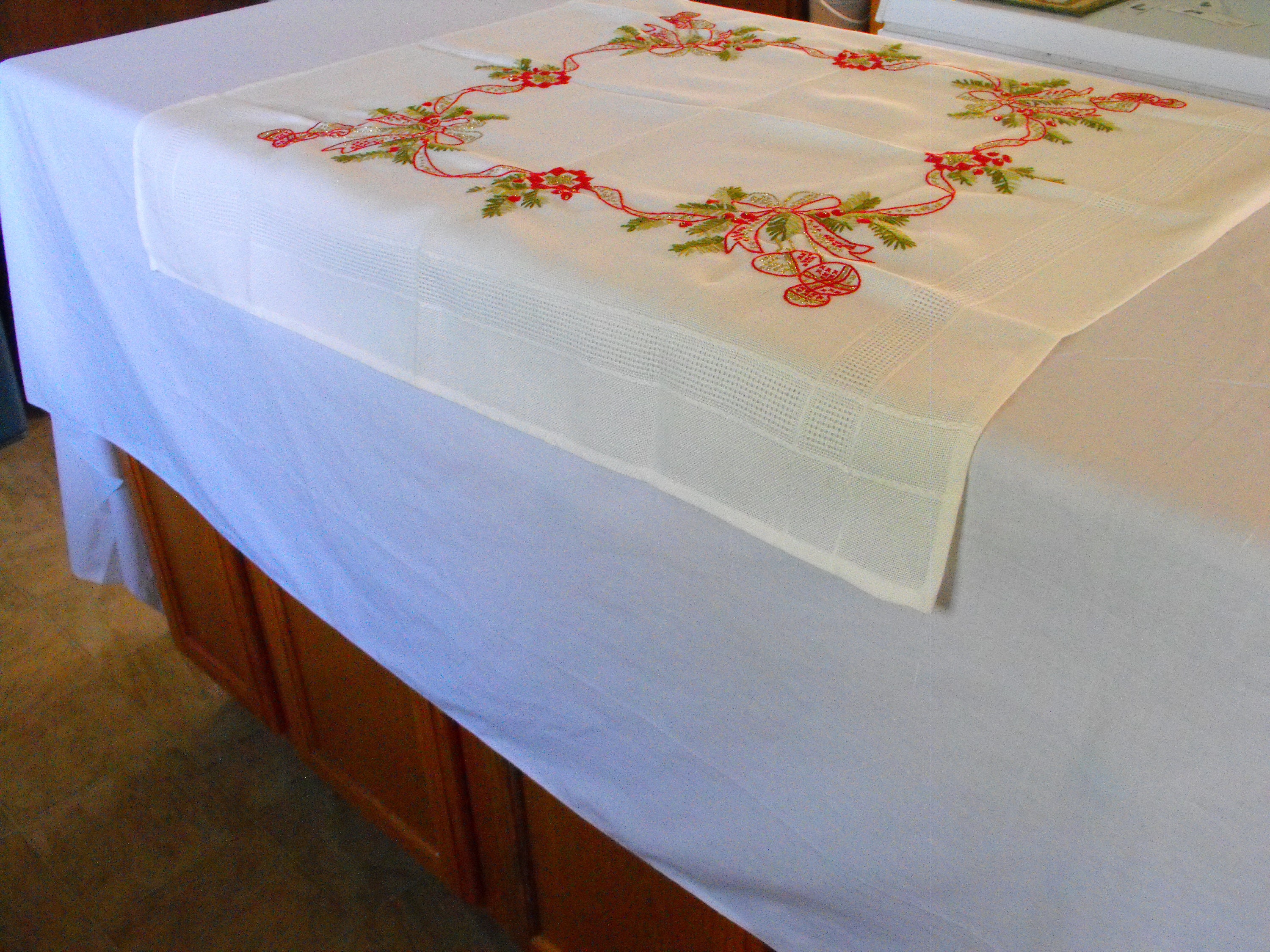 Hand Embroidered Christmas Bow Table Topper - Etsy