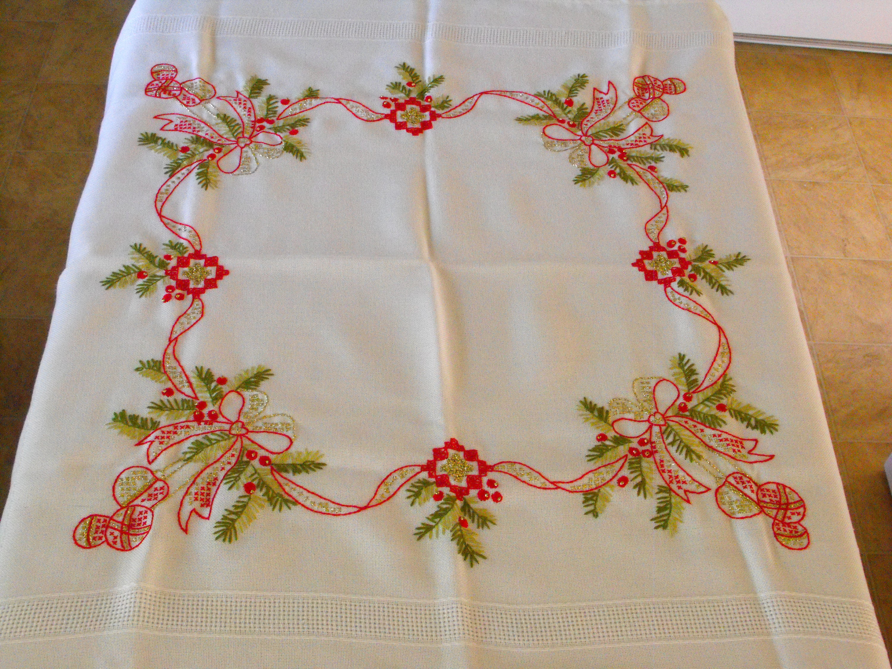 Hand Embroidered Christmas Bow Table Topper - Etsy