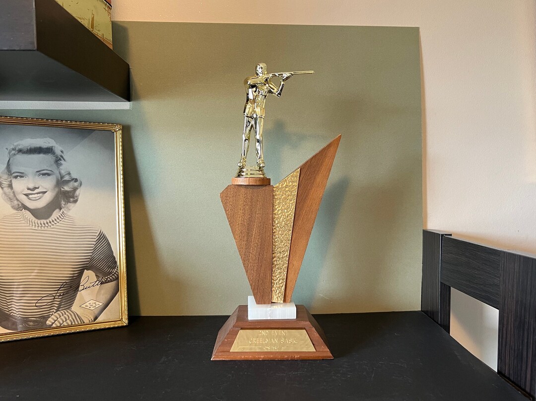 Vintage Hunting Shooting Shotgun Trophy Retro Shotgun Gun Sports Den ...