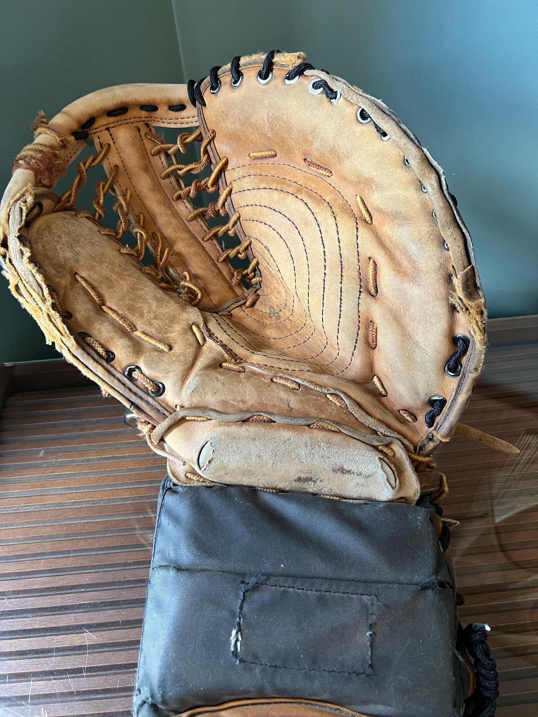 Vintage Hockey Goalie Catching Mitt Trapper Catcher Leather CCM GT 1L ...