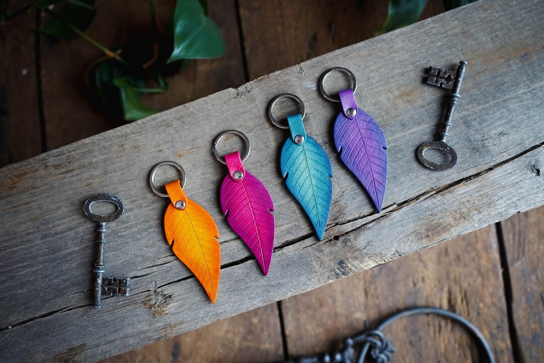 Feather Leather Keychain / Gift Ideas / Cute Key Accessories / Fantasy ...