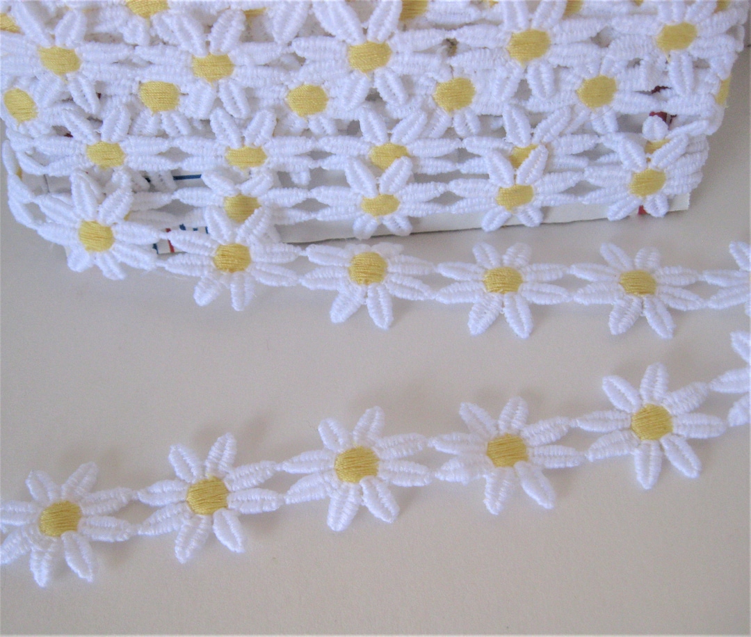 Vintage 1" Wide Daisy Chain Trim - 6 Yards - 15 Inches - White With ...