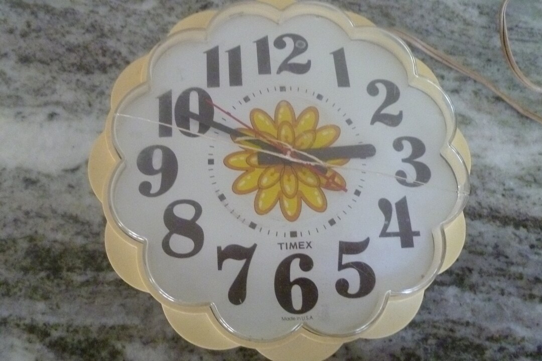 Vintage Daisy Clock - Etsy