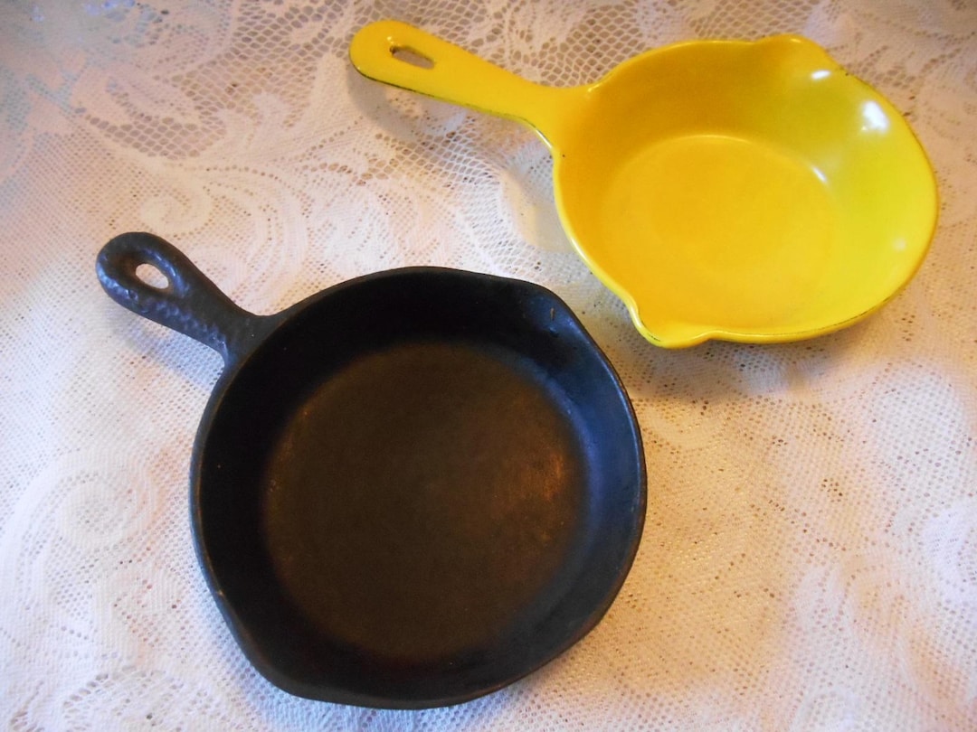 PAIR of Vintage Miniature Cast Iron Skillets, Frying Pans, Hammered ...