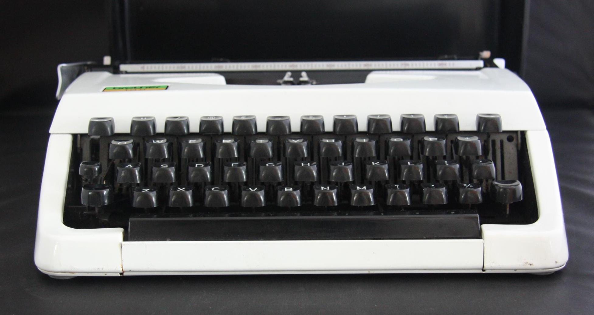 Brother 100 White Manual Typewriter, White & Black, QWERTY Keyboard ...
