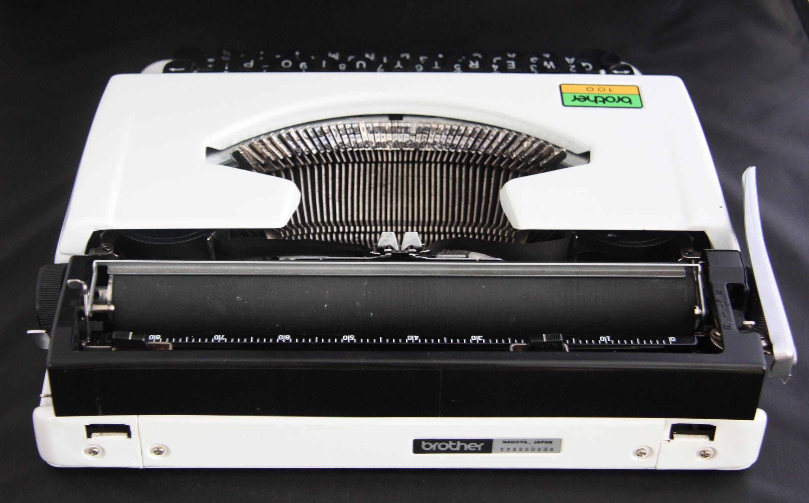 Brother 100 White Manual Typewriter, White & Black, QWERTY Keyboard ...