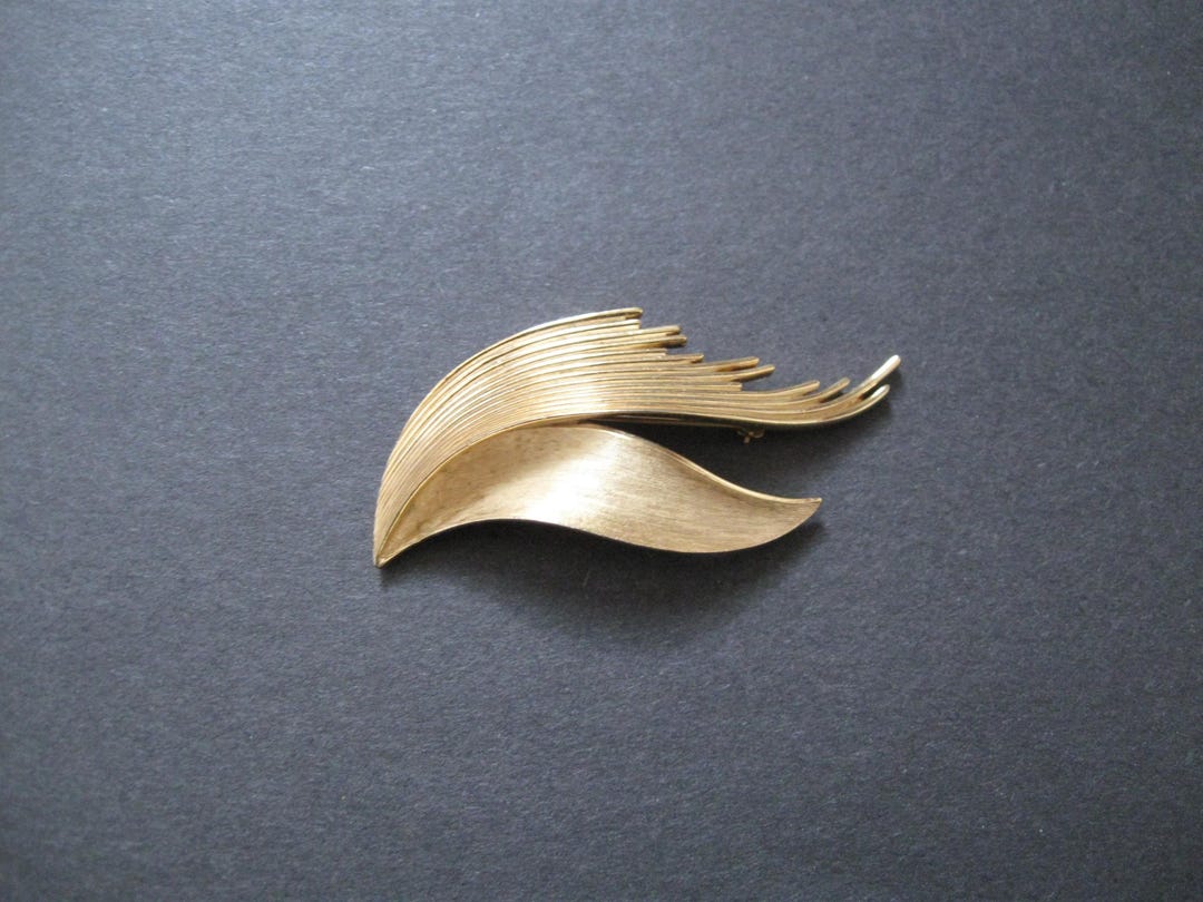 CROWN TRIFARI Brooch 1960s Vintage Goldtone Metal Wave Pin - Etsy