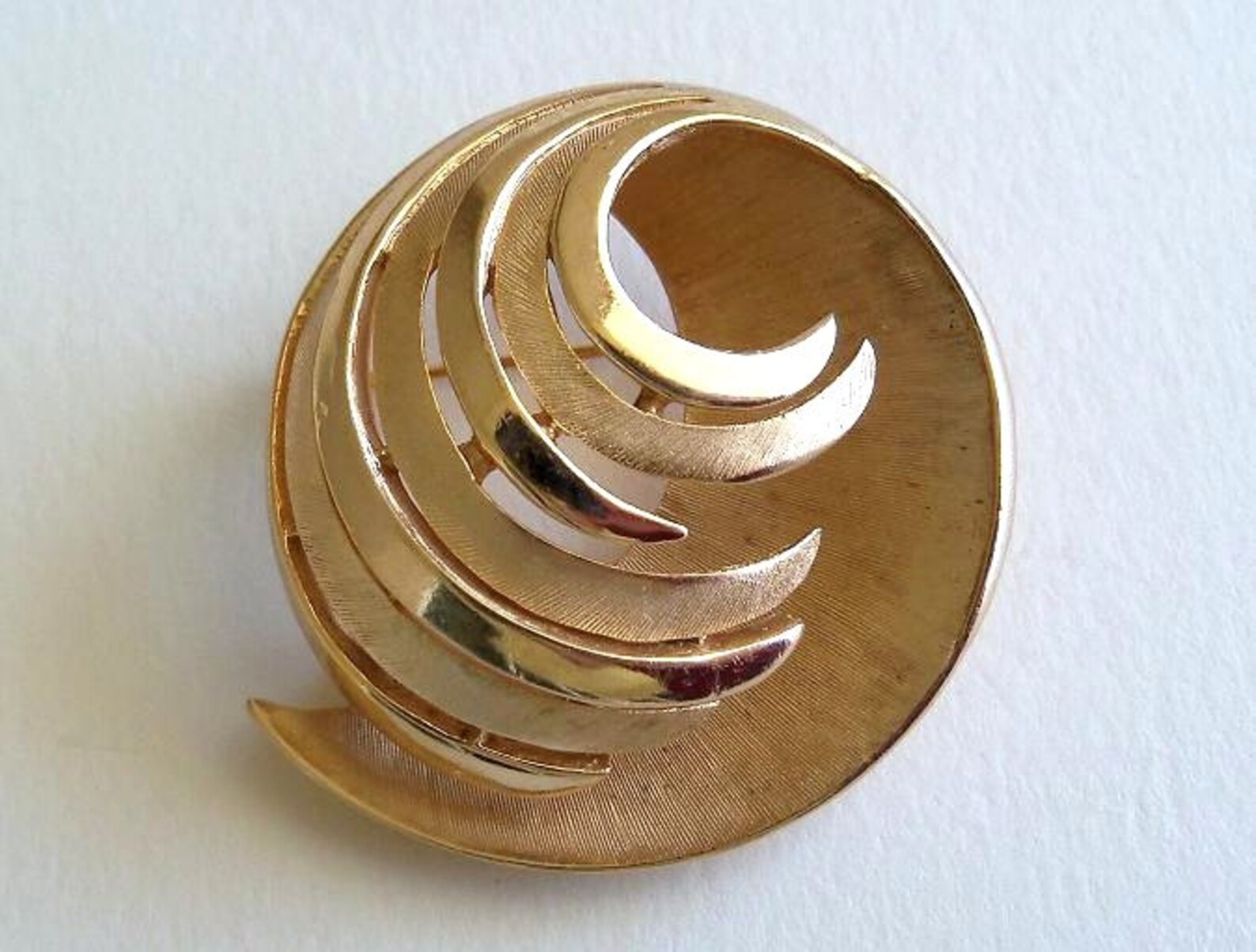 CROWN TRIFARI Golden Wave Swirl Brooch - Etsy