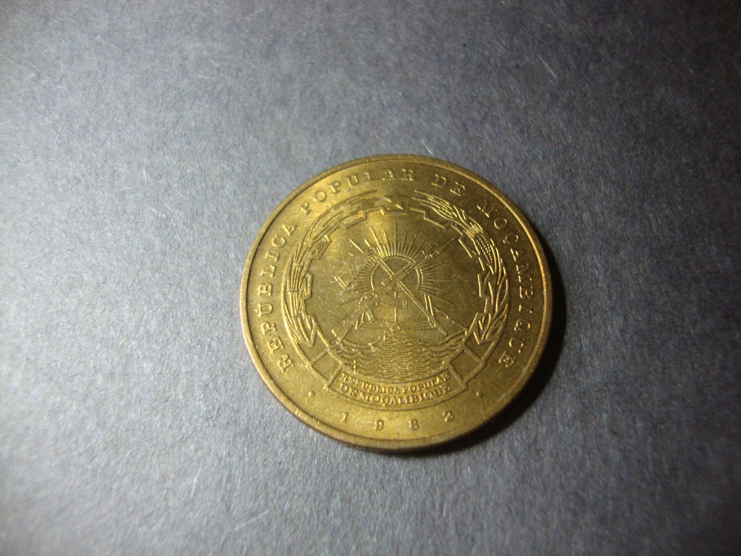 1982 Mozambique 1 Metical Coin - One Metical - Vintage World Coin - Female Student - Nice Design ...