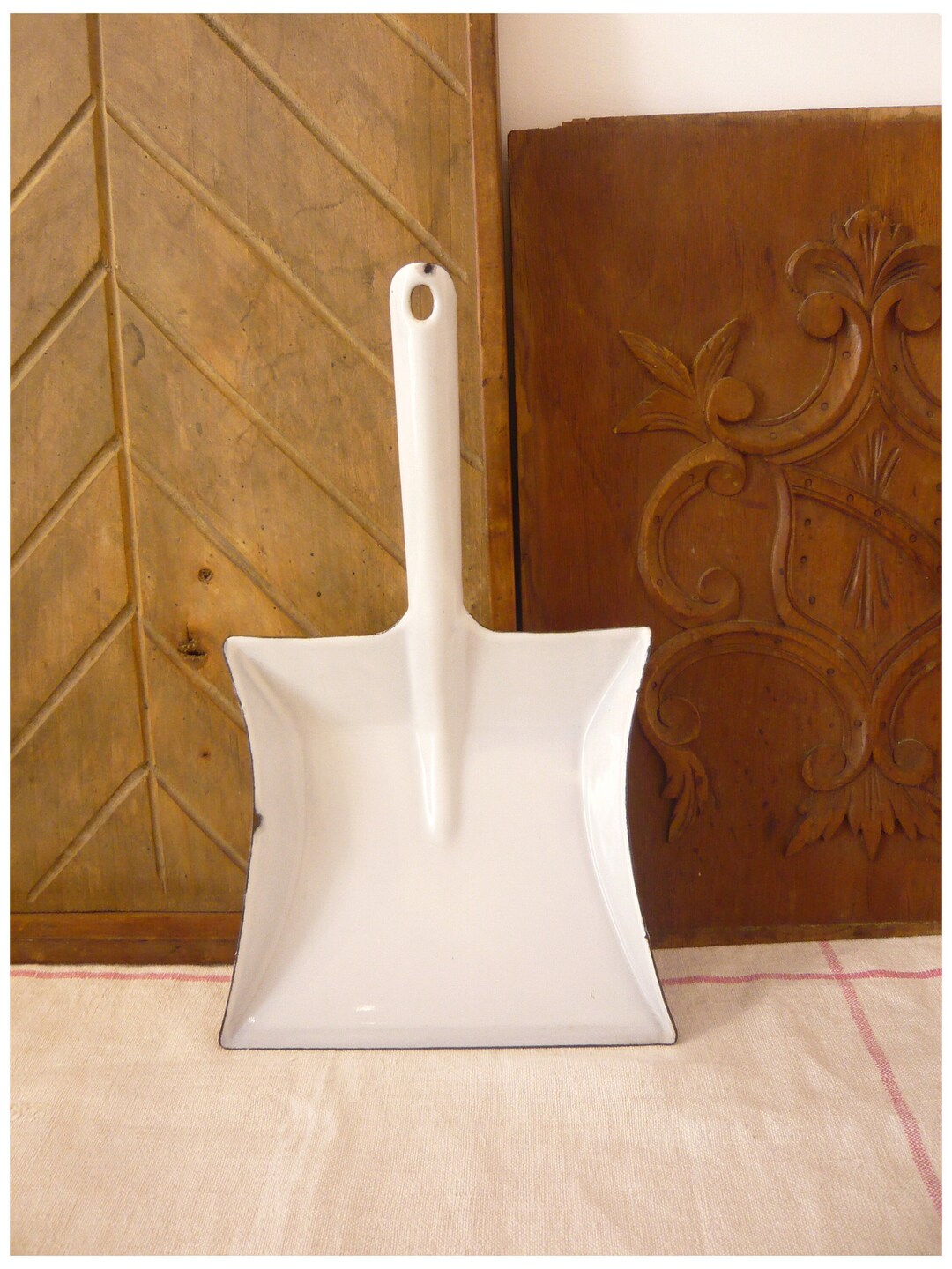 White Enameled Sheet Metal Shovel Enamel Metal Dust Pan Old Kitchen ...