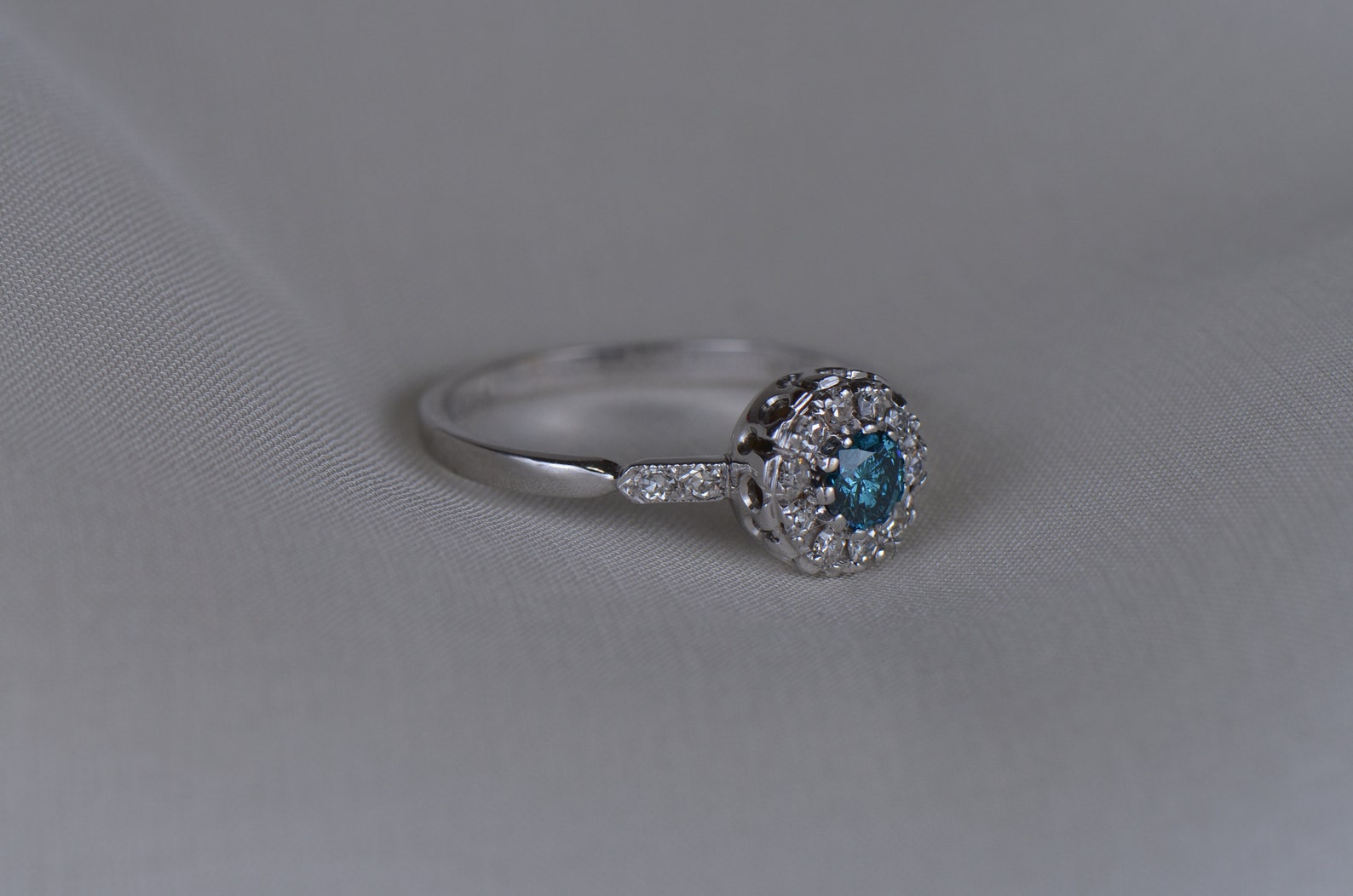 Dainty Blue Diamond Flower Ring (18K White Gold) - Etsy