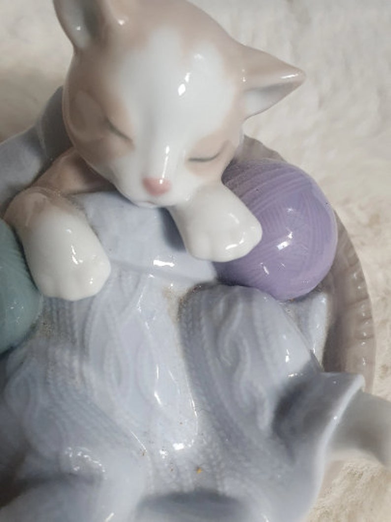 Lladró Figurine, NAO Cat in Basket With Wool and Blanket #1407, NAO ...