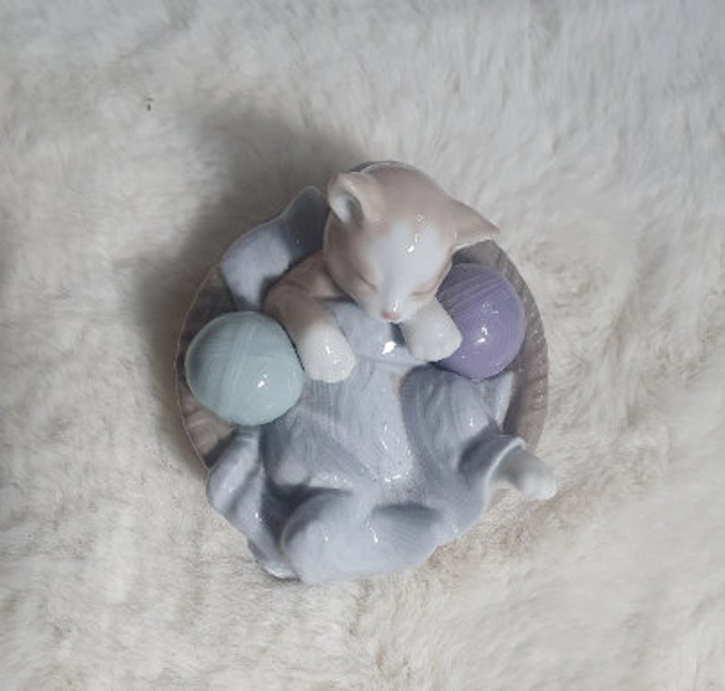 Lladró Figurine, NAO Cat in Basket With Wool and Blanket #1407, NAO ...