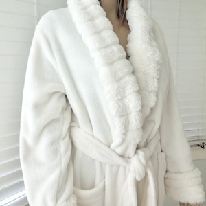 Women PLUSH Robe CAROLE HOCHMAN Long White Robe Fluffy Shawl Collar ...