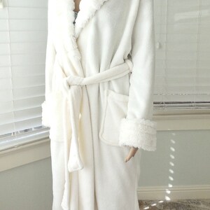 Women PLUSH Robe CAROLE HOCHMAN Long White Robe Fluffy Shawl Collar ...