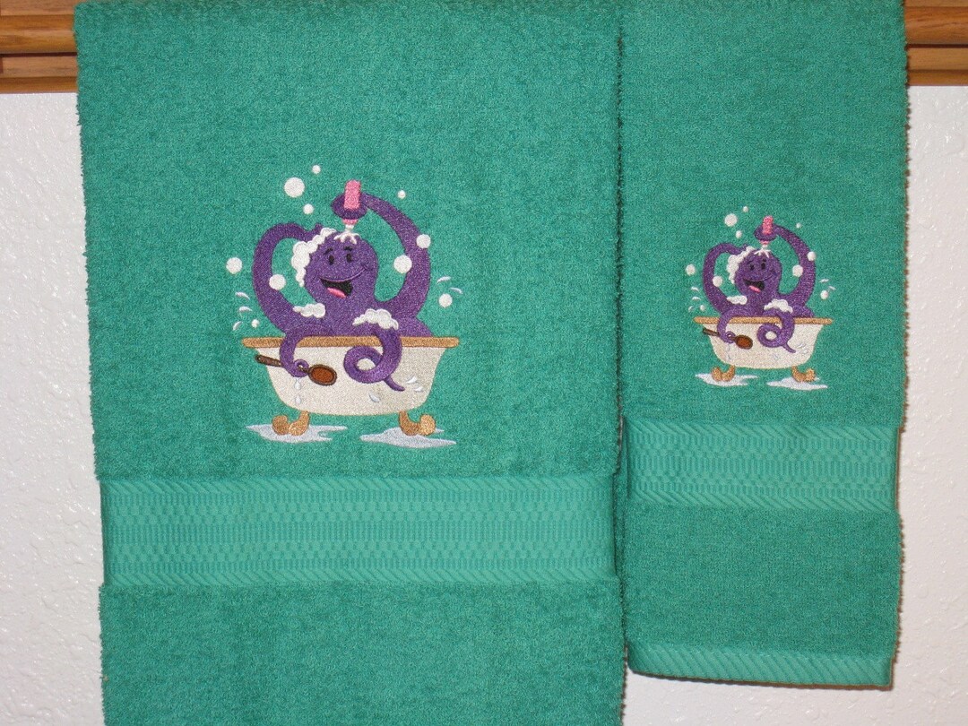 BATHING OCTOPUS Bath Towel Colorful Octopus in a Bathtub Holding ...