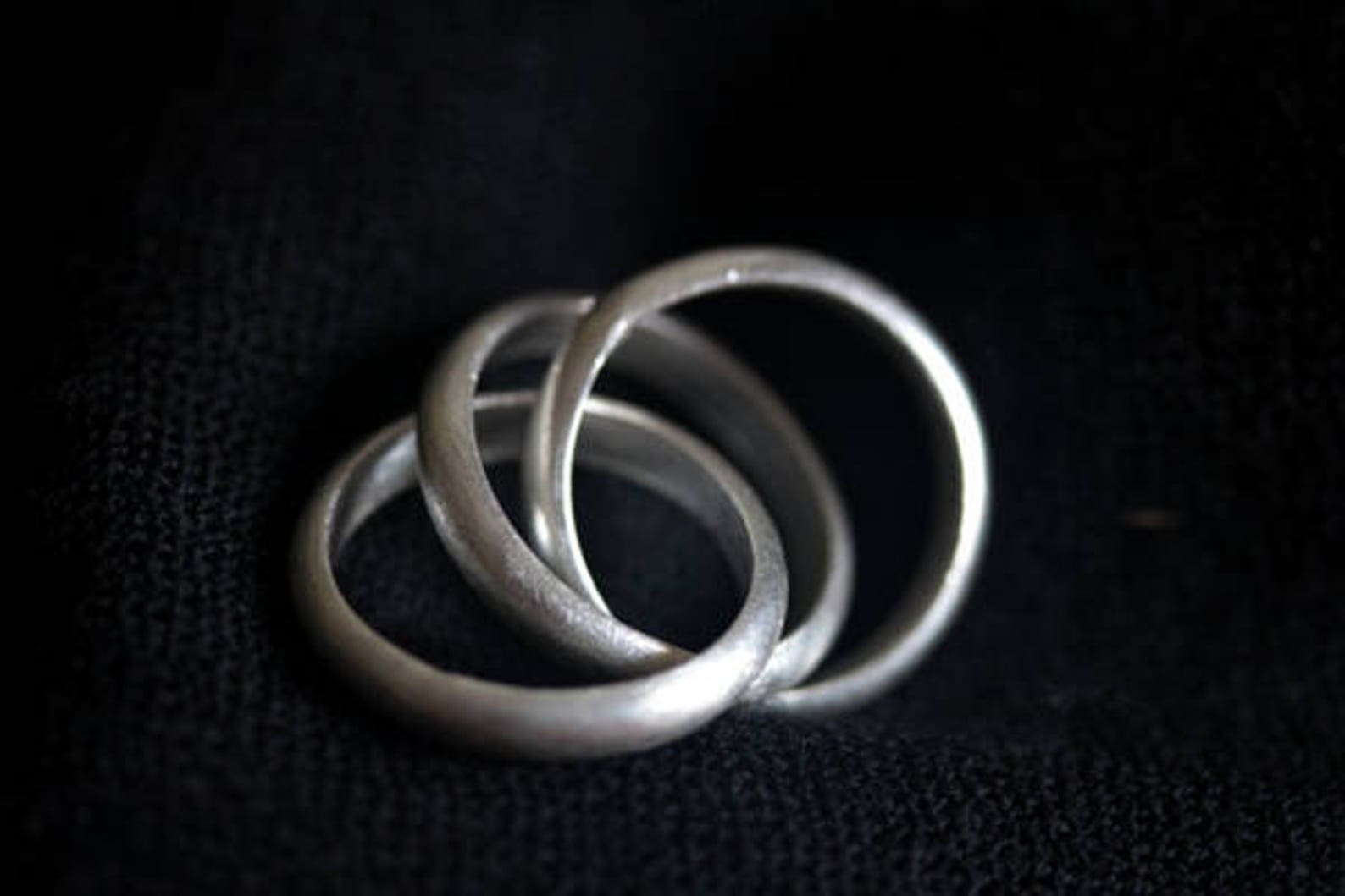 Handmade 3 Intertwined Rings in Thai Silver R0019 - Etsy Israel