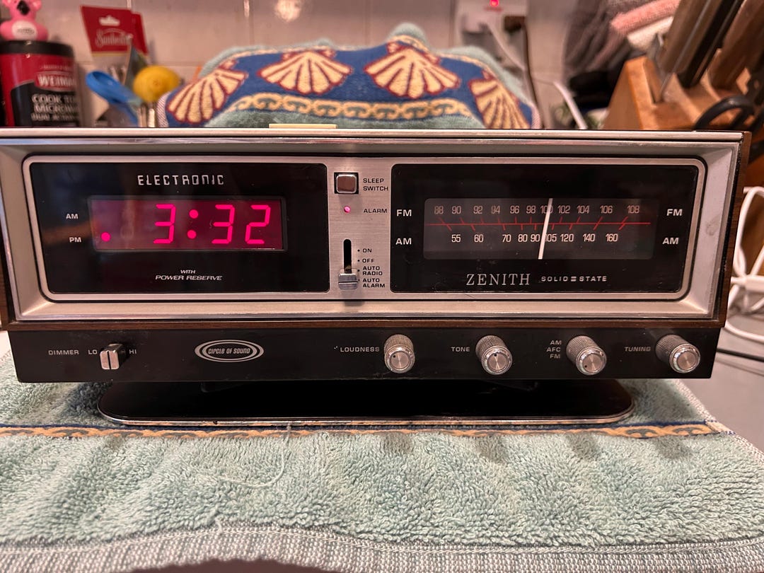 Vintage Zenith Circle of Sound AM/FM Electronic Clock Alarm Radio ...