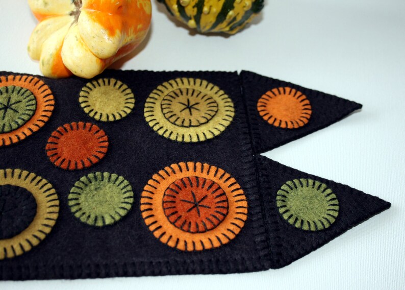 Pumpkin Patch Penny Rug Pattern, Wool Applique Table Runner (digital ...