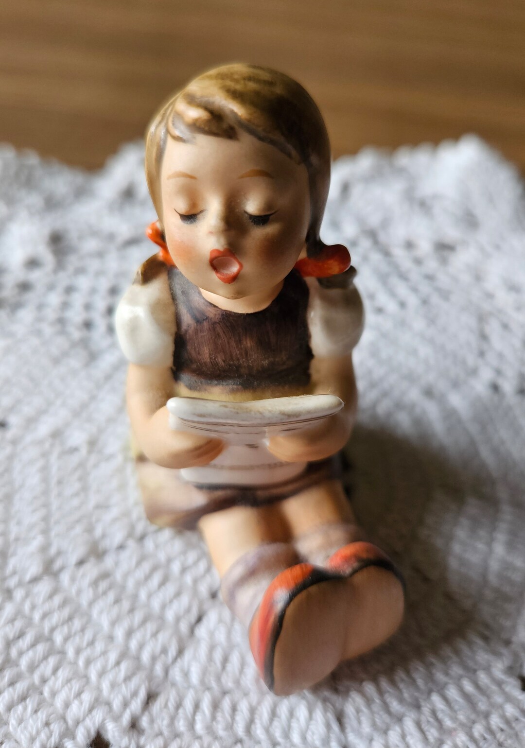 Hummel Goebel Seated Girl W/ Sheet Music Figurine/ 389 Hummel Sitting ...