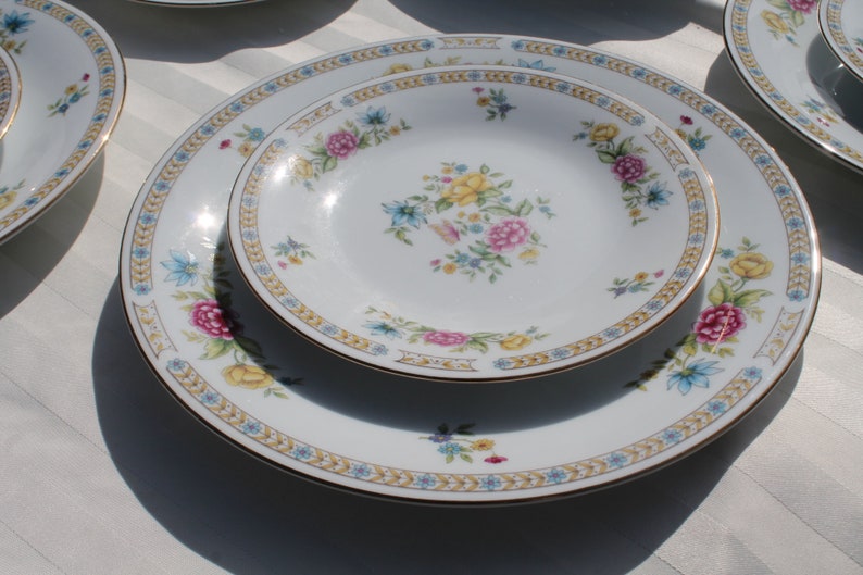 Liling China, Yung Shen in the Ling Rose Pattern China - 15 Pieces of ...