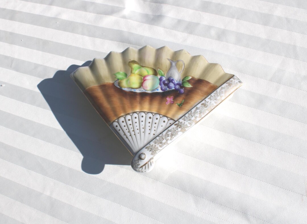 Porcelain Triangle Fan Shaped Lidded Trinket Dish / Dresser Box With ...