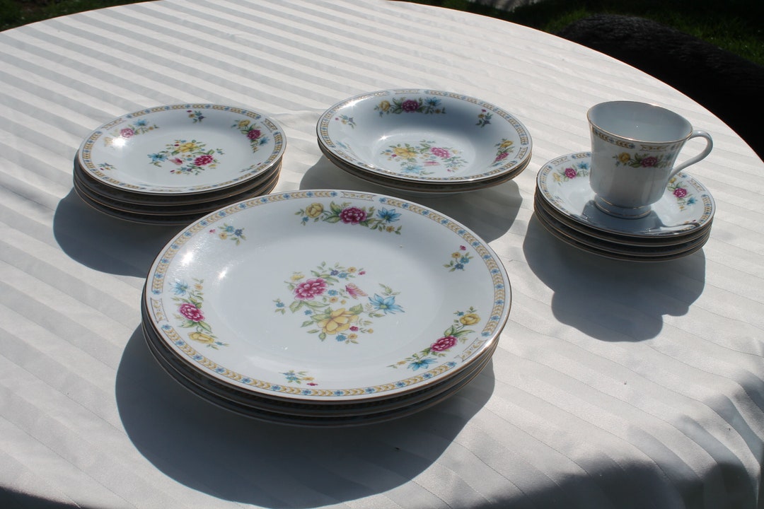 Liling China, Yung Shen in the Ling Rose Pattern China - 15 Pieces of ...