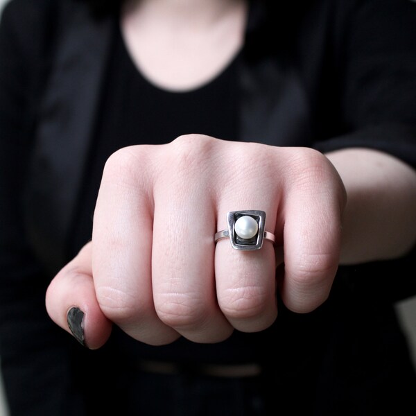 Modern Pearl Ring - Etsy