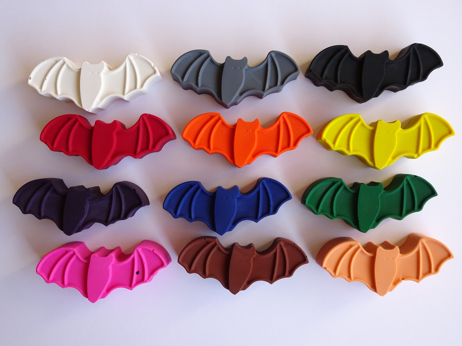 12 Bat Crayons - Novelty Bat Crayons - Halloween Crayons - Party Favor ...