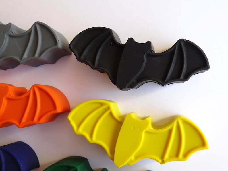12 Bat Crayons - Novelty Bat Crayons - Halloween Crayons - Party Favor ...