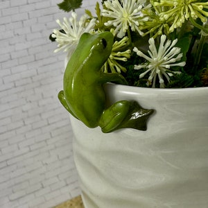 Frog Flower Pot Hugger Figurines, Miniature Supplies, Plant Accessory ...