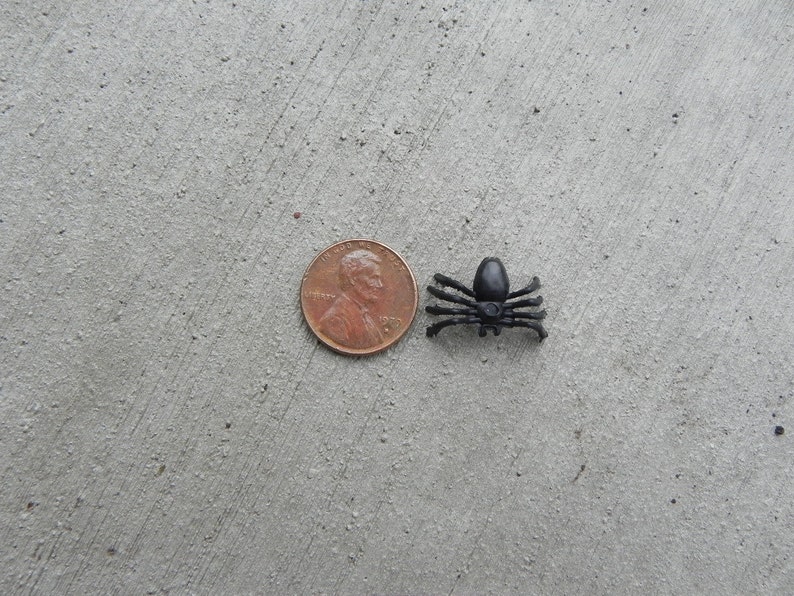Miniature Spiders Plastic Fairy Garden Accessories Terrarium Halloween ...