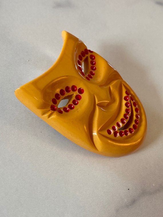 Big Vintage Bakelite Carved Mask Brooch - Gem