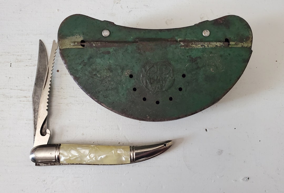 Old Pal Fisherman Bait Belt Metal Embossed Lid Green Worm Tackle Hinged ...