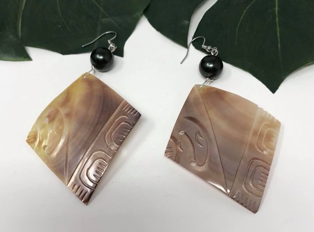 Polynesian Style Carved Diamod Shape Mother of Pearl Shell & Black ...