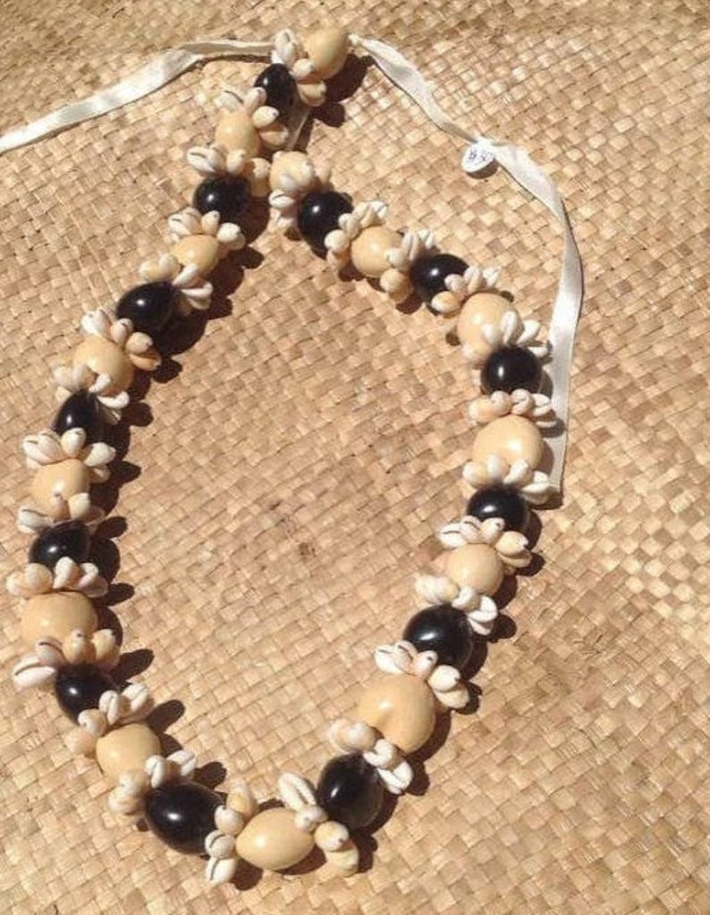 Hawaiian Necklace. Cowrie Shells & Kukui Nut Lei - Etsy