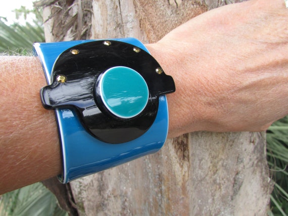 Vintage Lucite cuff bracelet Art Deco Style with Rhin… - Gem