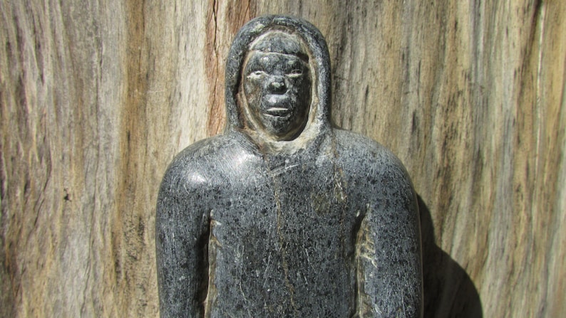 Escultura de piedra del hombre arte esquimal de Canadá tallado firmado ...