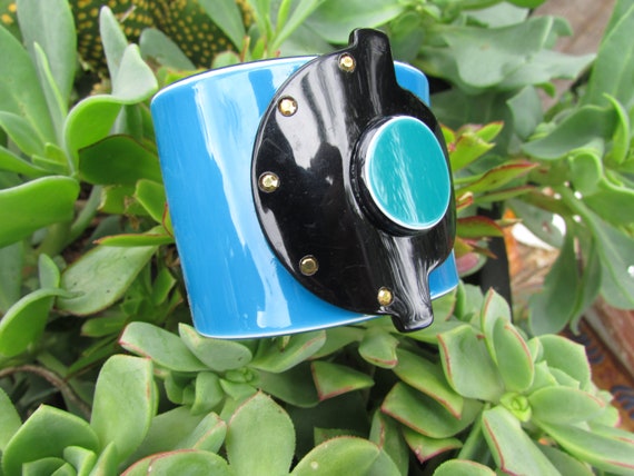 Vintage Lucite cuff bracelet Art Deco Style with Rhin… - Gem