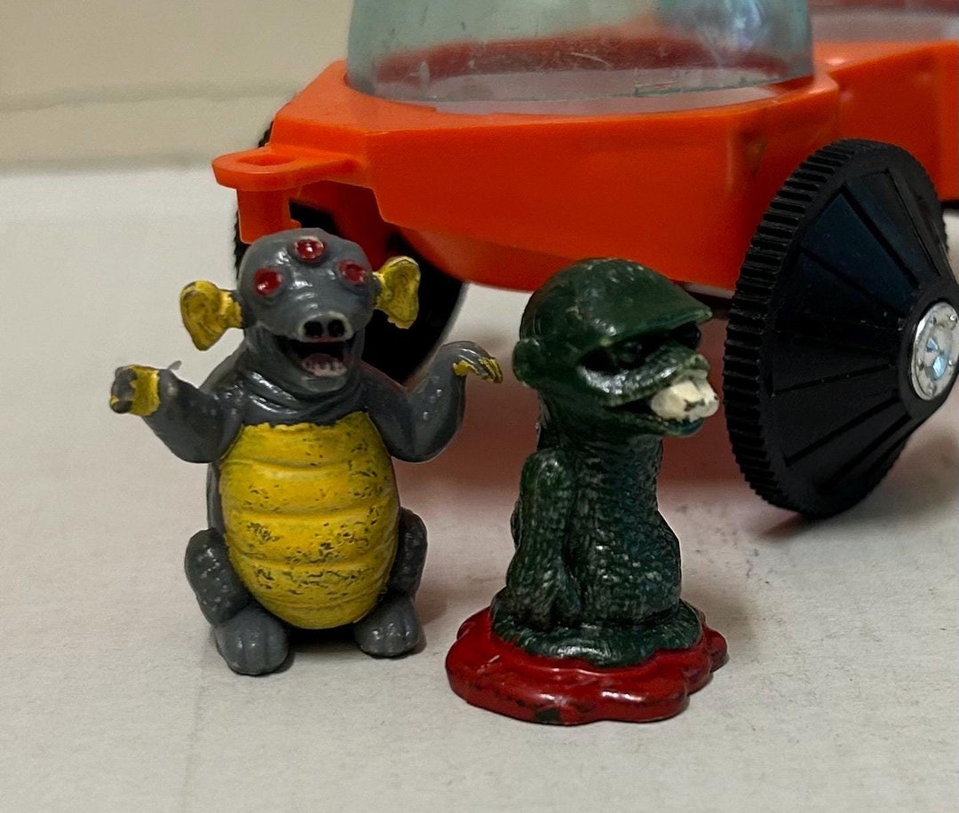 Obscure Space Figure Aliens 1 1/2" in Lunar Transport Wheeled 6" Play ...