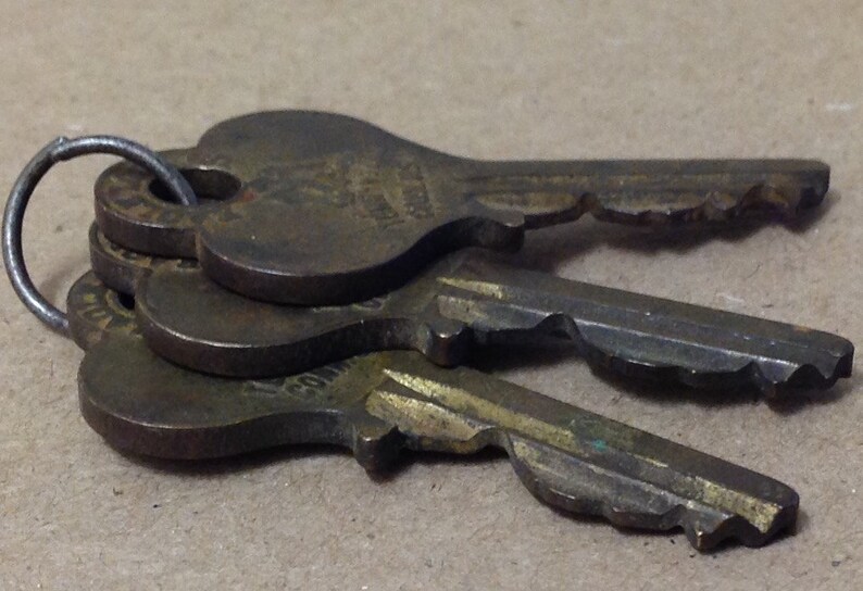 Antique KEYS Eagle Lock Co ornate flat true vintage brass set | Etsy