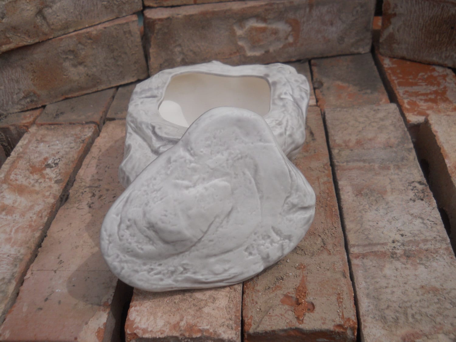 Pet Cremation Rock Urn, Ceramic jar with lid, urn for ashes, Light Grey ...