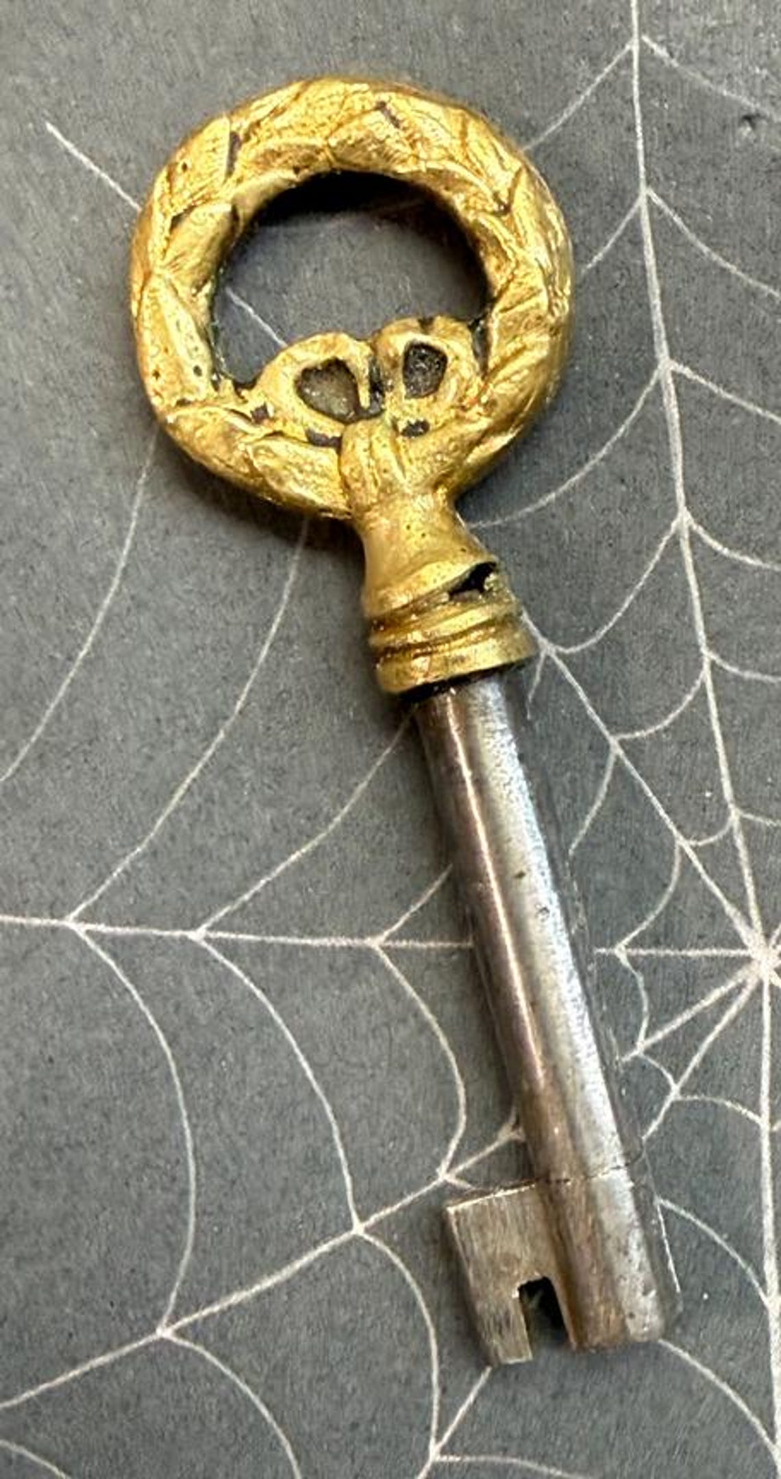 Skeleton Key - GENUINE Antique Brass Bow Wreath Key - Paris - More ...